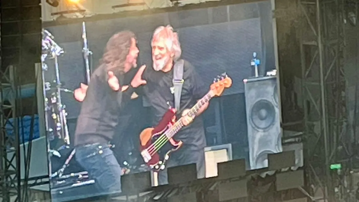 Foo Fighters invitó al escenario a Geezer Butler de Black Sabbath para ...